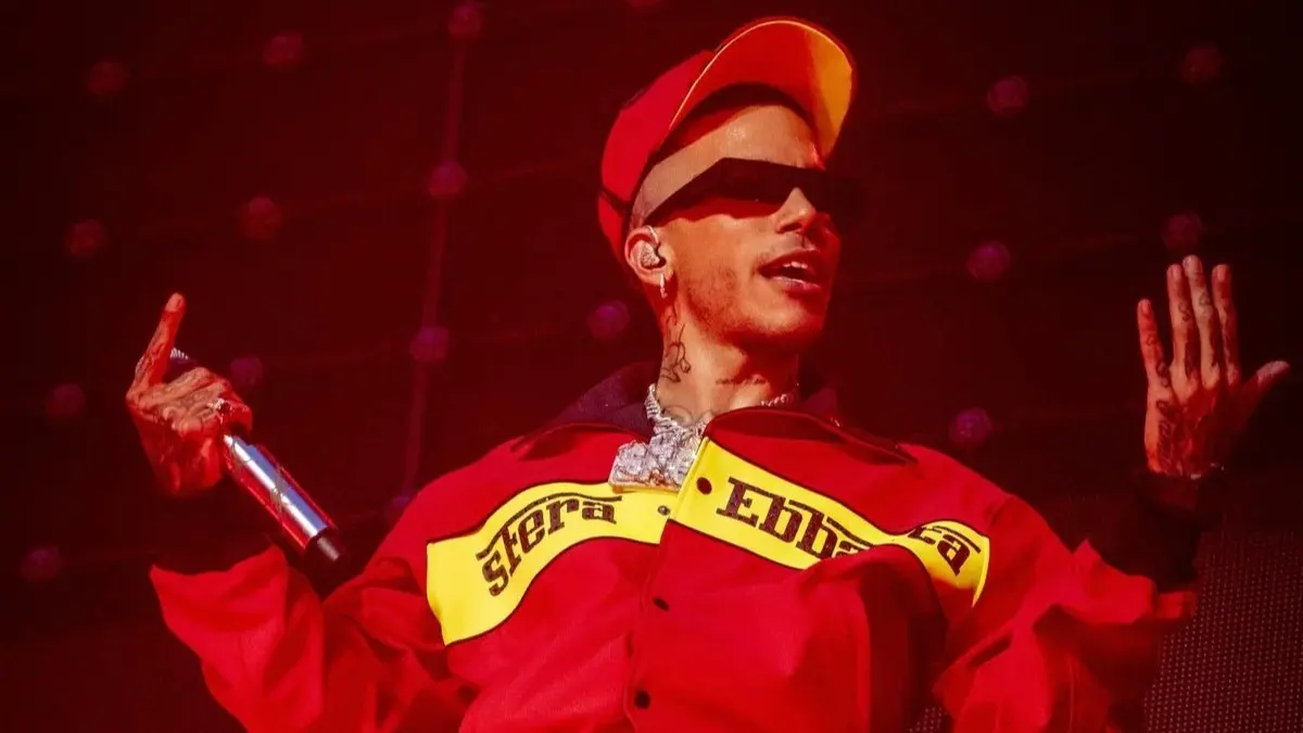 Sfera Ebbasta rigetta i fan dal palco, tutta la verità